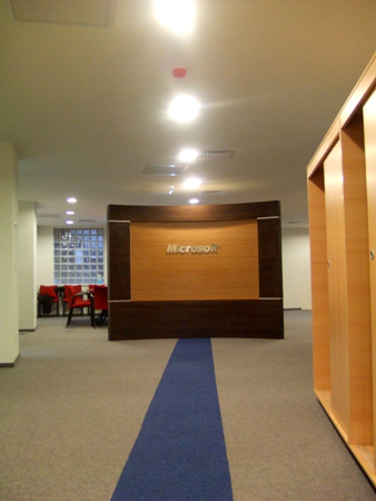 microsoft-amenajare-spatiu-office-panou-logo-pe-curb-placare-cu-hpl ...
